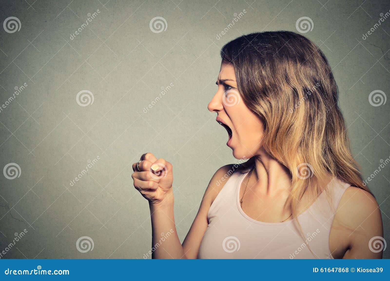 Het boze vrouw gillen stock foto. Image of wijfje, patroniseren - 61647868