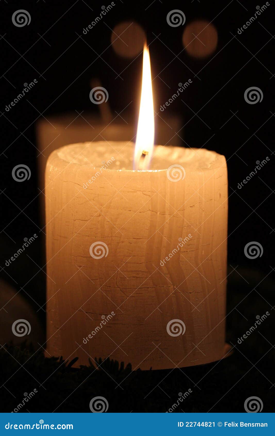 Het Branden van de kaars stock afbeelding. Image of plechtig - 22744821