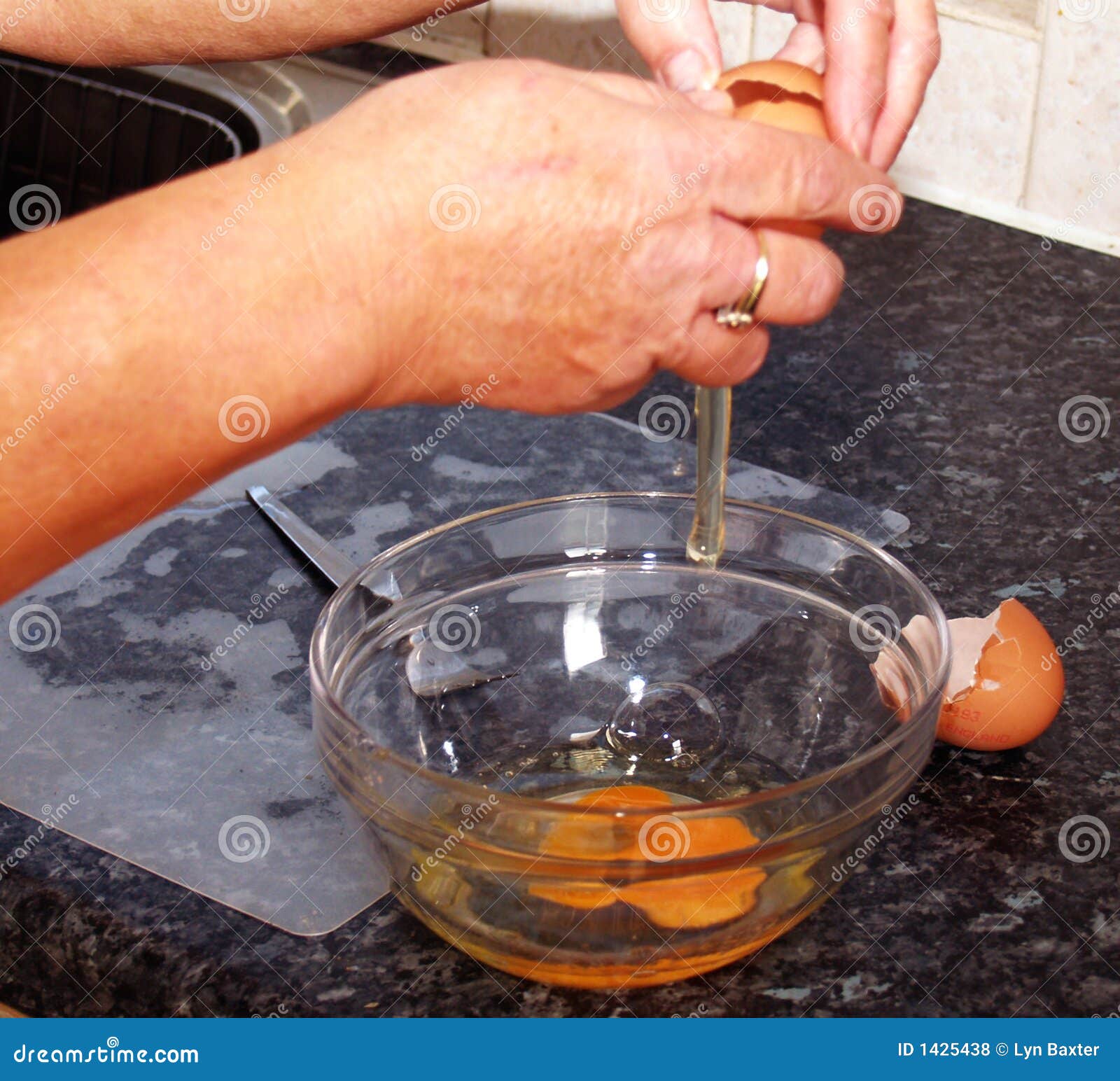 Het breken van een ei stock foto. Image of eieren, ochtend - 1425438