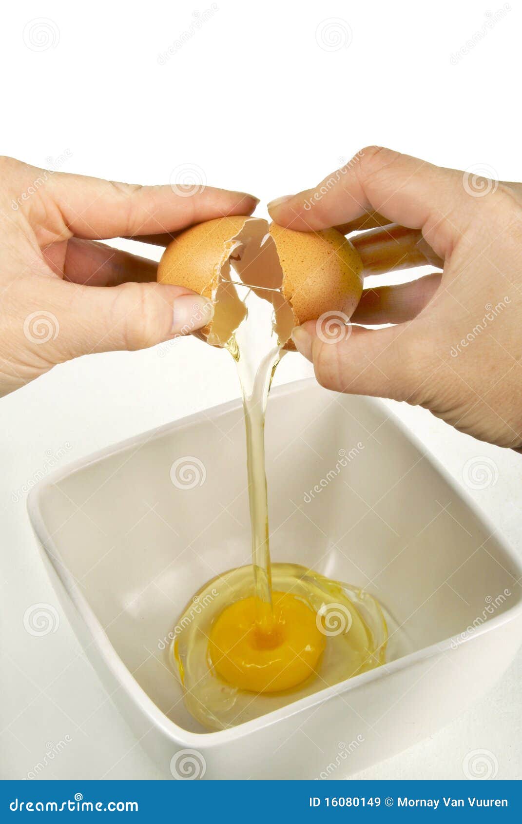 Het Breken Van Een Ei in Een Kom Stock Afbeelding - Image of dooier ...
