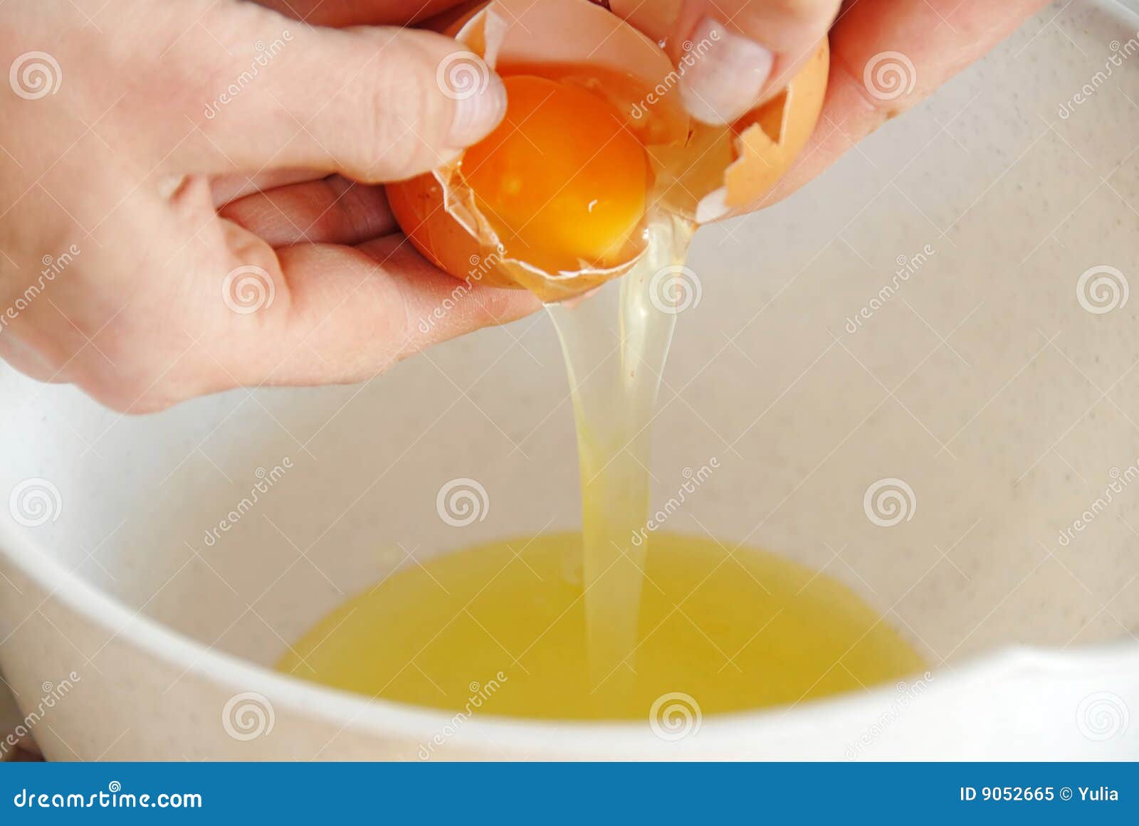 Het breken van het ei stock afbeelding. Image of koekjes - 9052665