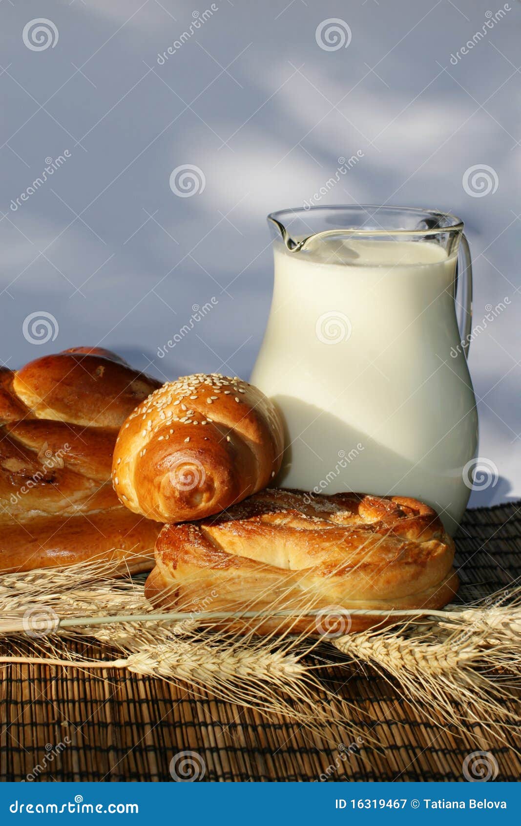 Het Brood En De Kruik Van Het Baksel Met Melk Stock Afbeelding - Image ...