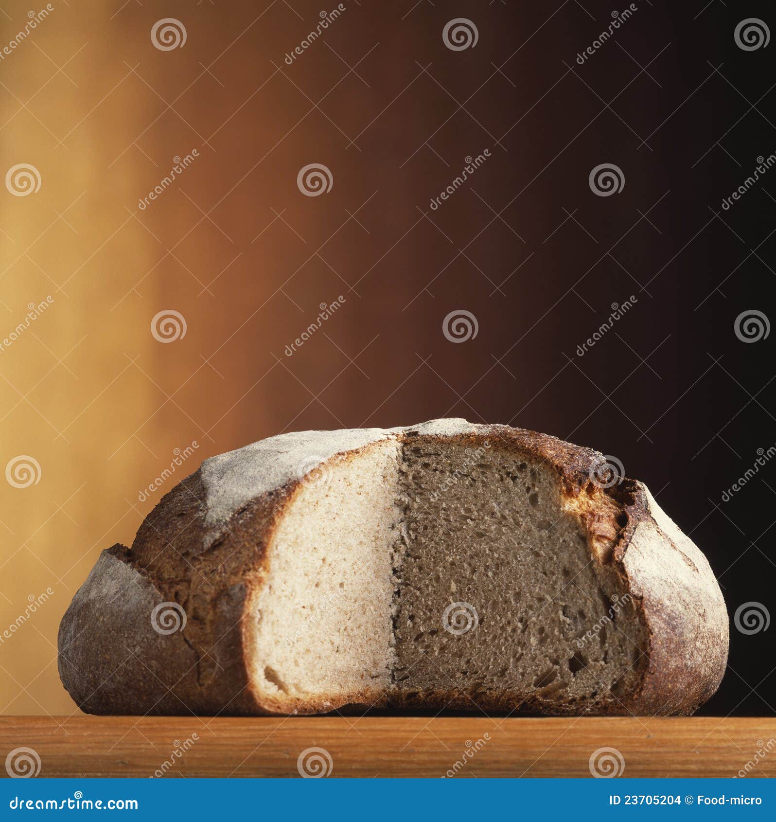 Het brood van de boerderij stock foto. Image of boerderij - 23705204