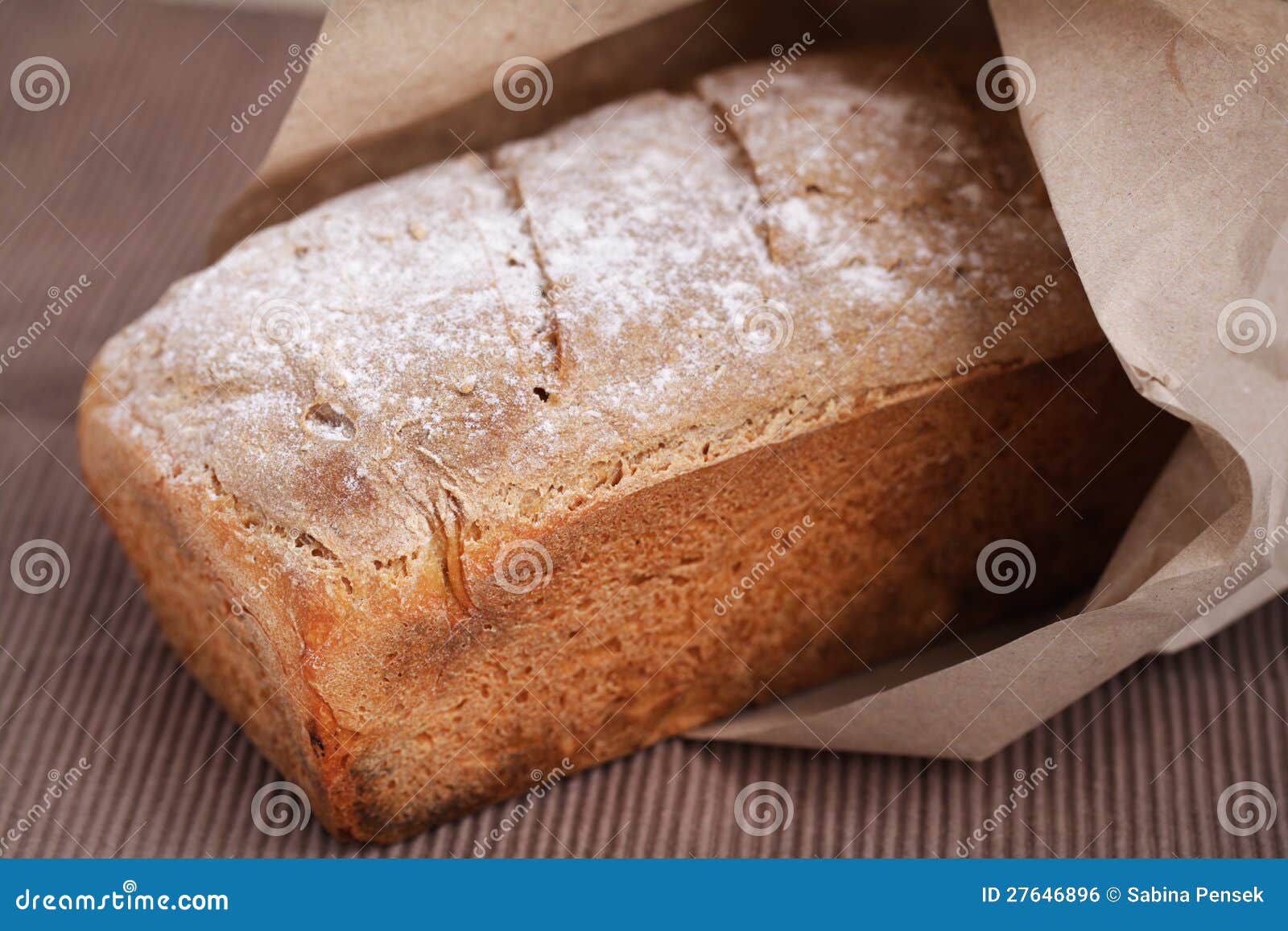 Het Brood Van Het Brood Dat Van Graanbloem Wordt Gemaakt Stock Foto ...