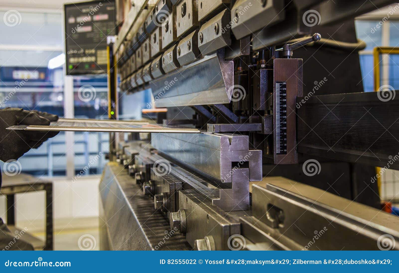 Het Buigen Van Metaal Op De Machine Stock Foto - Image of productie ...