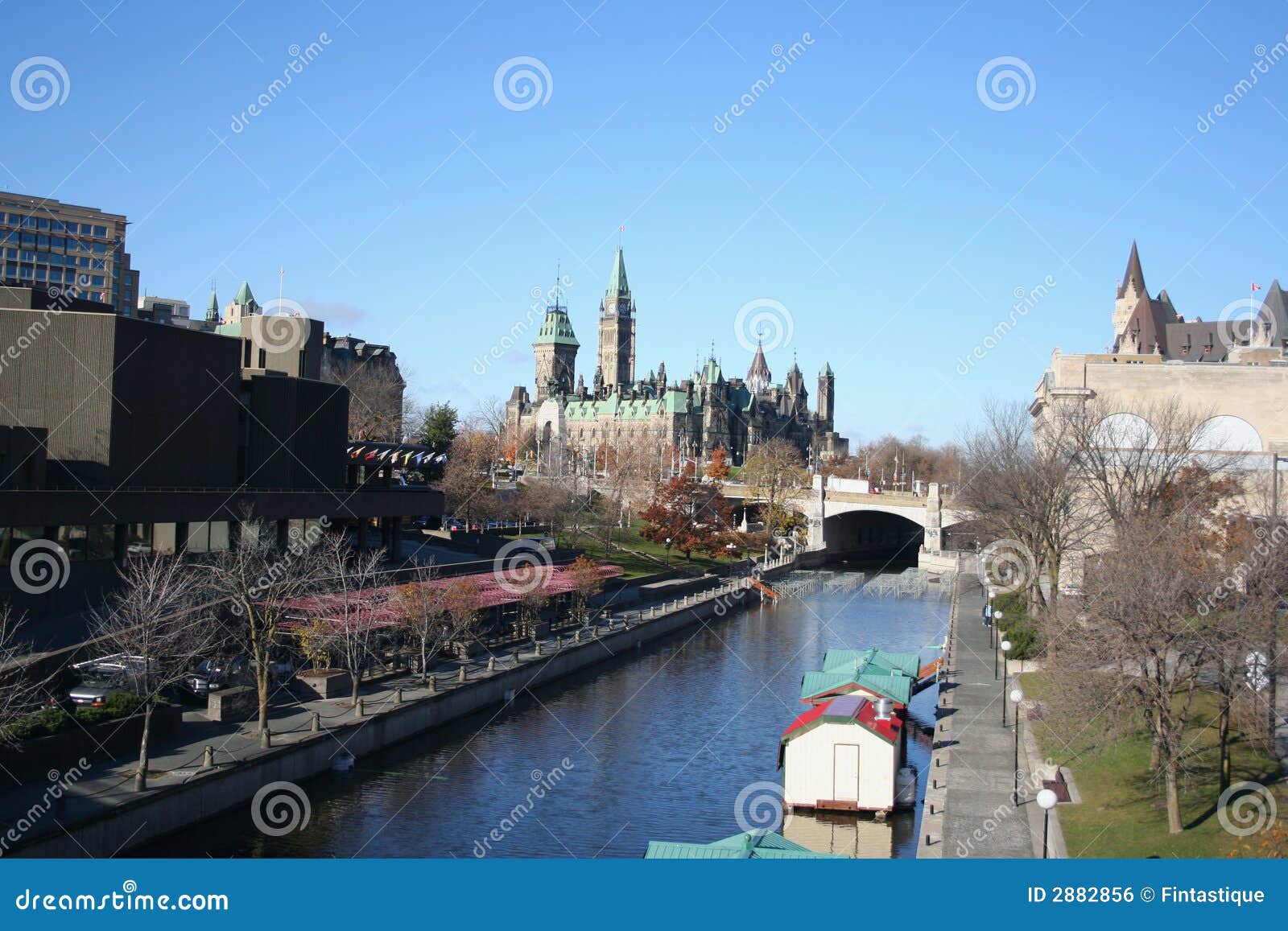 Het Canadees Parlement En Kanaal Stock Foto - Image of ligplaats ...