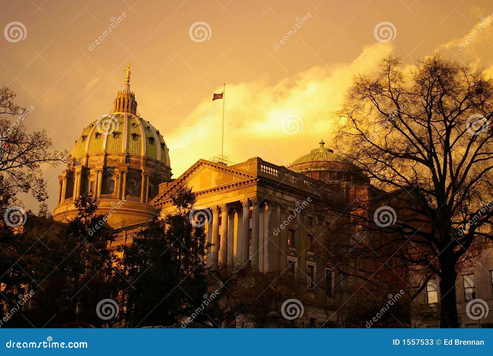 Het Capitool Van De Staat Na Een Onweer Stock Afbeelding - Image of ...