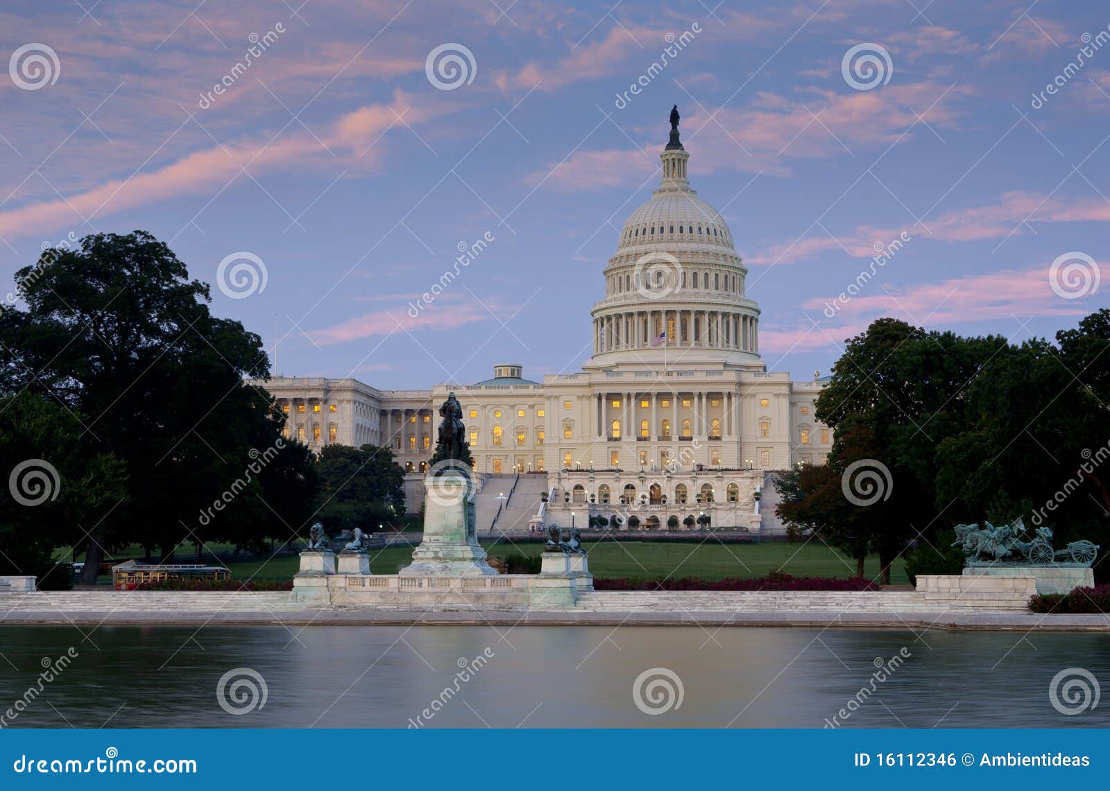 Het Capitool Van De V.S. Bij Schemer Over Het Wijzen Van Op Pool Stock ...