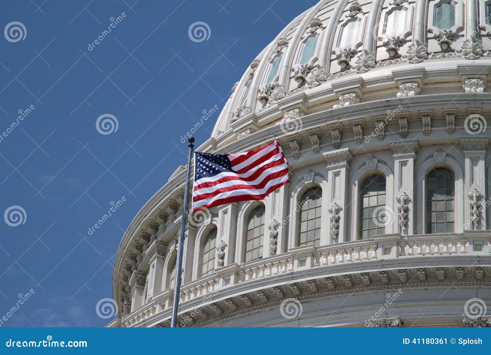 Het Capitool Van De V.S. En Amerikaanse Vlag Stock Afbeelding - Image ...