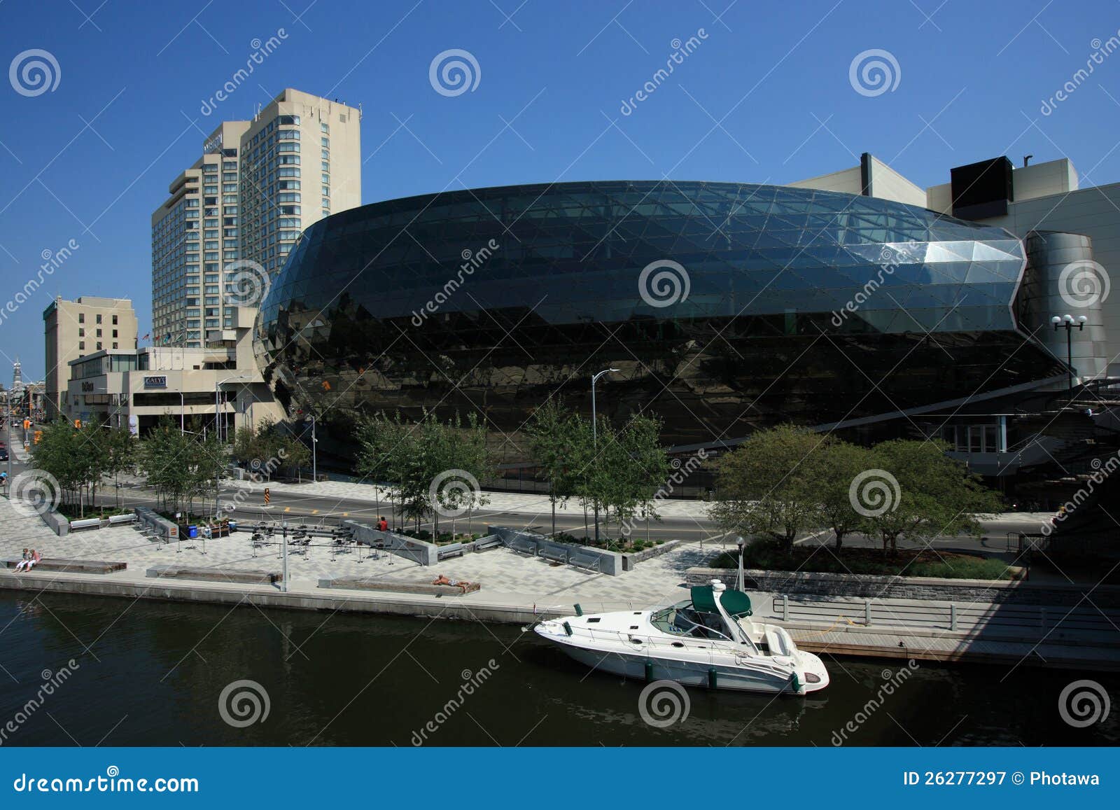 Het Centrum En De Boot Van De Overeenkomst Van Ottawa Redactionele ...