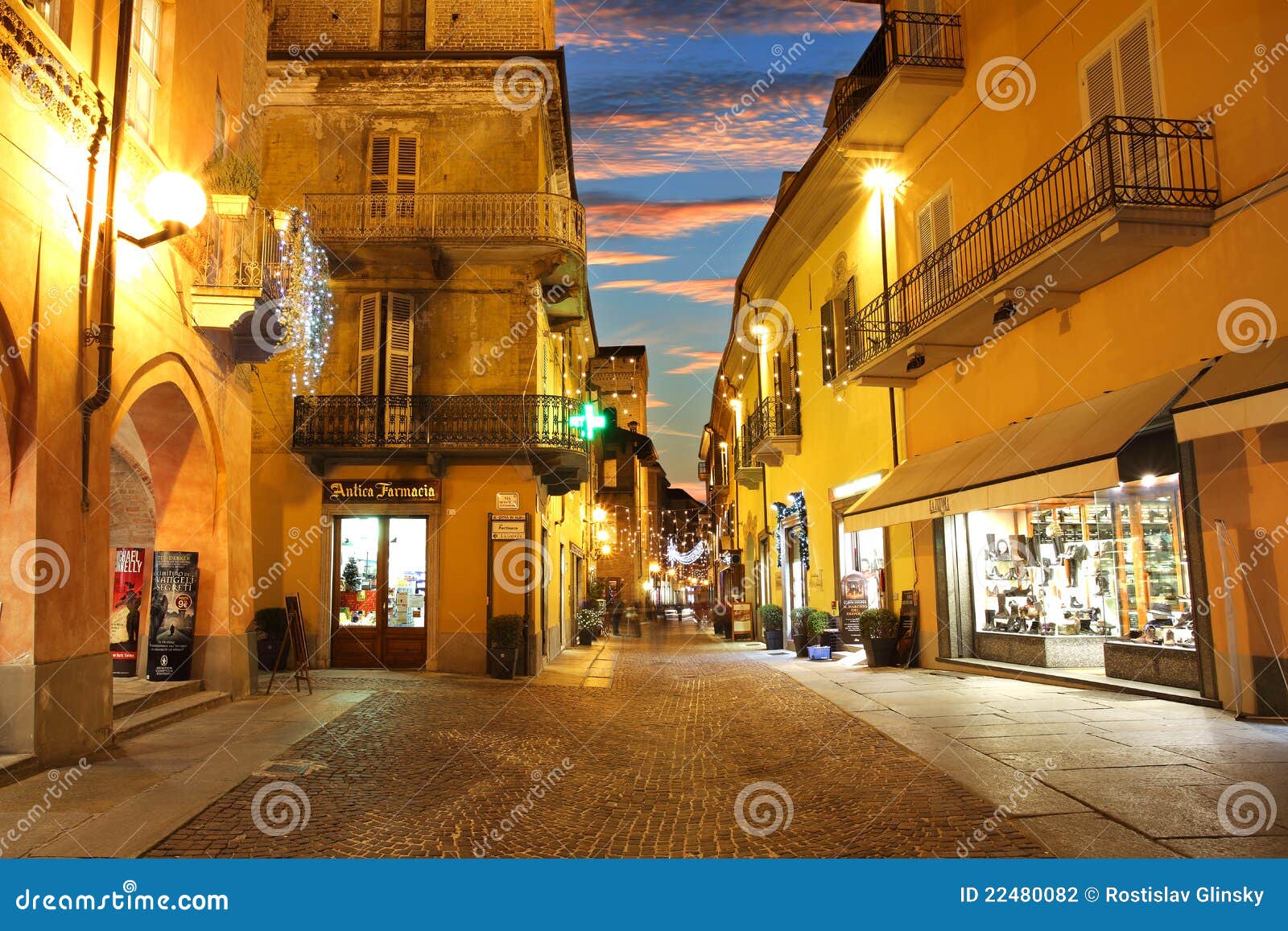 Het Centrum Van De Stad Bij Avond. Alba, Italië. Redactionele ...