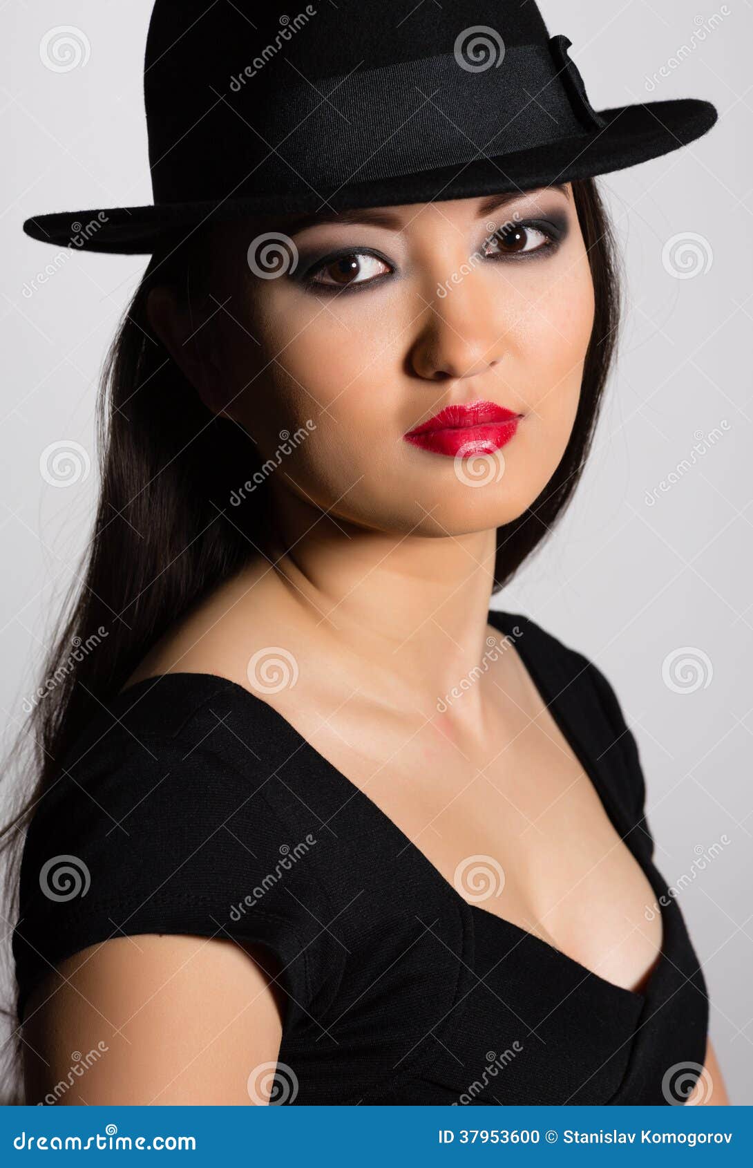 Het Charmeren Van Jonge Vrouw Aziaat in Hoed Stock Foto - Image of ...