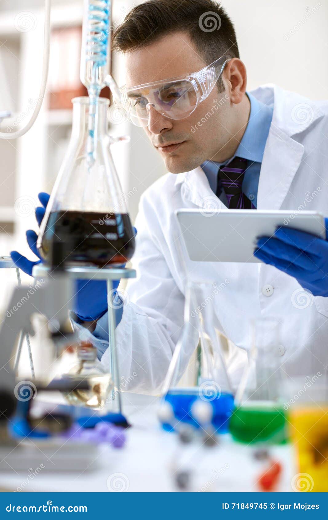 Het Chemische Experiment Van De Wetenschapperanalyse Met Tablet Stock ...