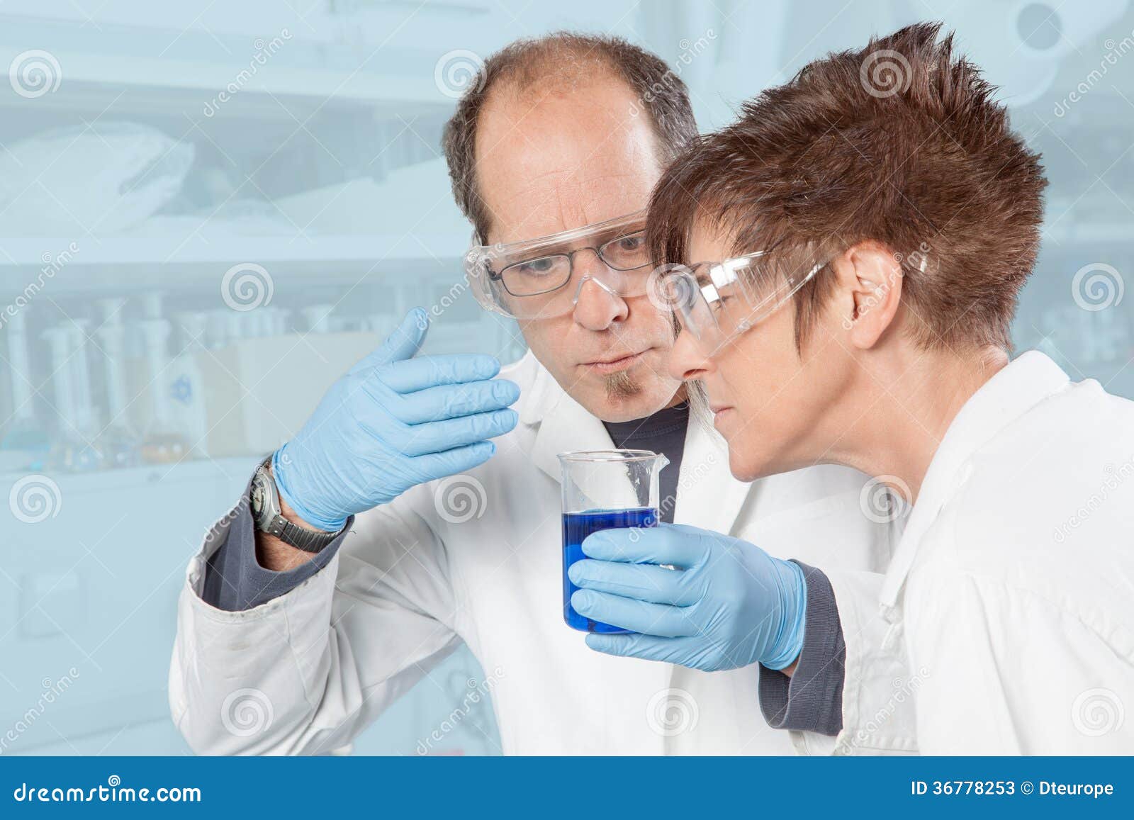 Het Chemische Vloeibare Ruiken Stock Afbeelding - Image of analyse ...