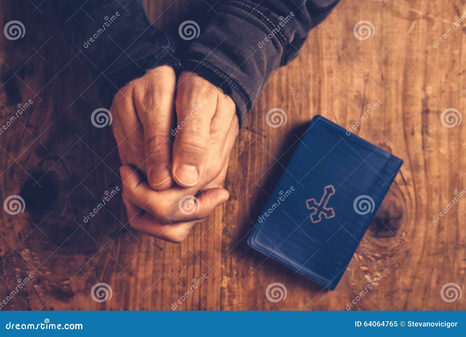 Het Christelijke Mens Bidden Stock Afbeelding - Image of alleen ...