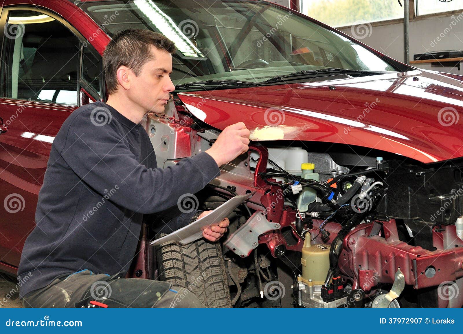 Het Controleren Van Autoschade. Stock Afbeelding - Image of veins ...