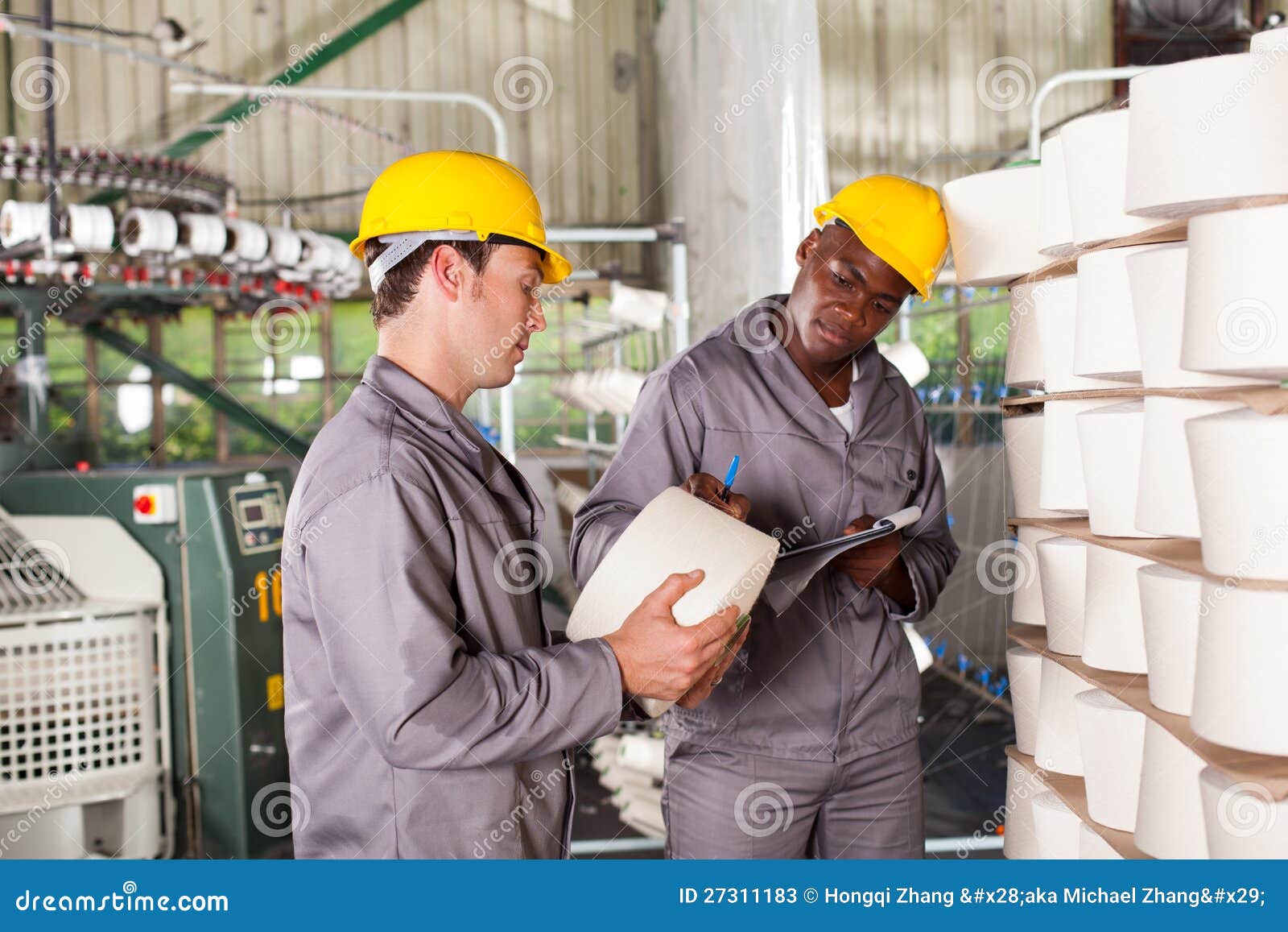 Het Controleren Van Grondstof Stock Afbeelding - Image of kaukasisch ...