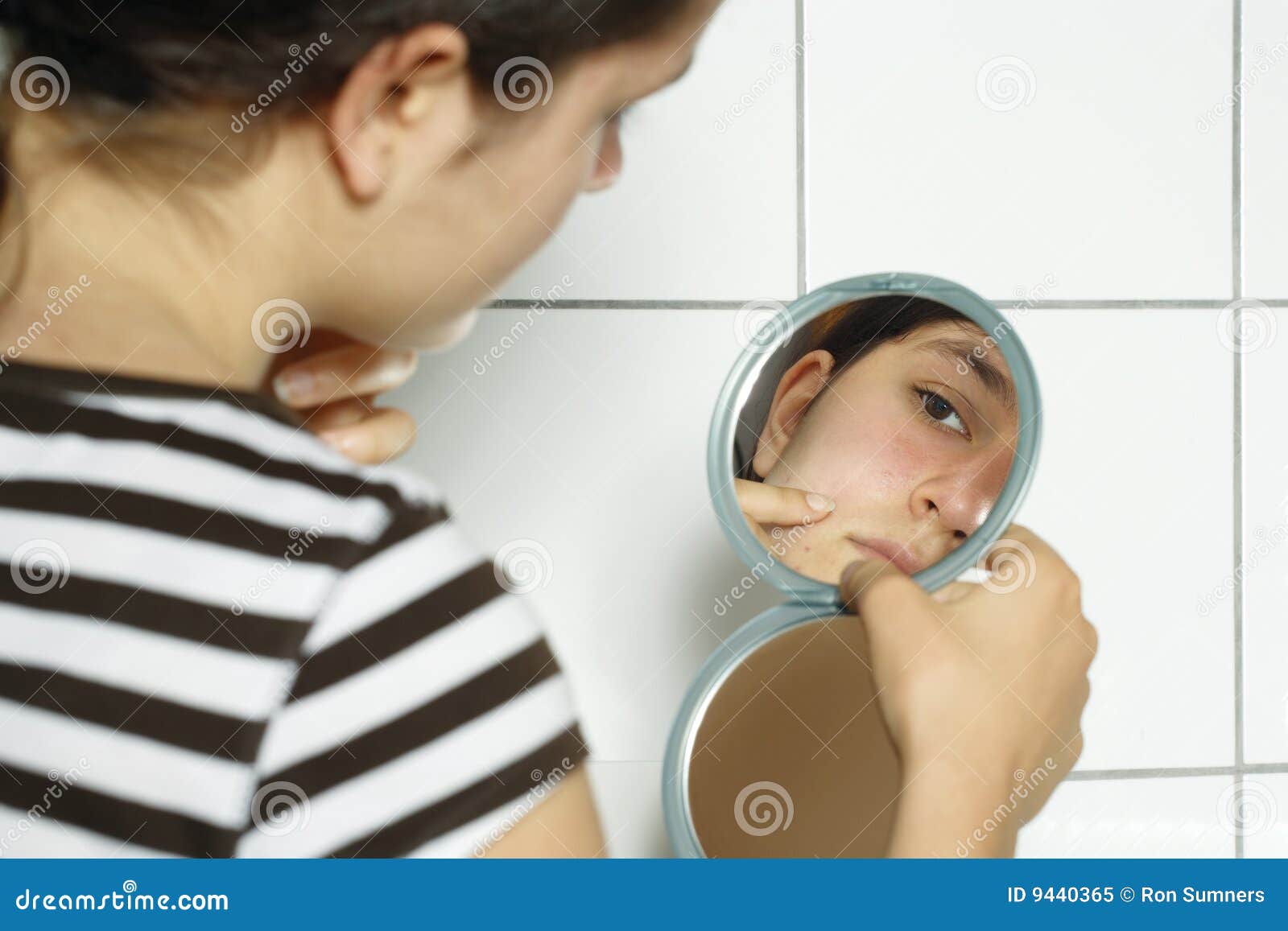 Het Controleren Van Haar Smetten Stock Afbeelding - Image of puber ...