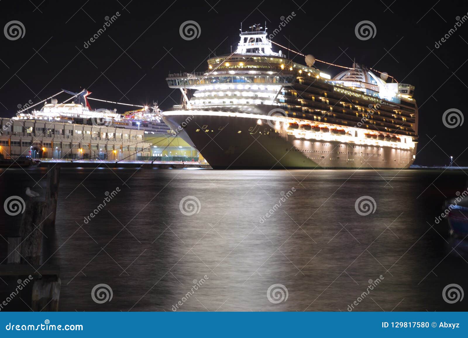 Het cruiseschip stock foto. Image of haven, luxe, commercieel - 129817580