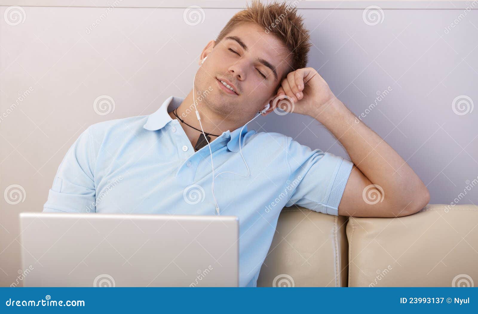 Het Dagdromen Van De Jongen Met Oortelefoons Stock Afbeelding - Image ...