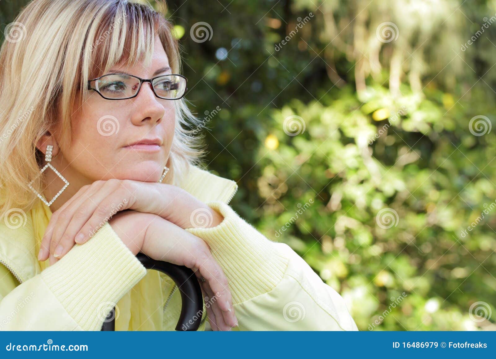 Het dagdromen van de vrouw stock afbeelding. Image of ...