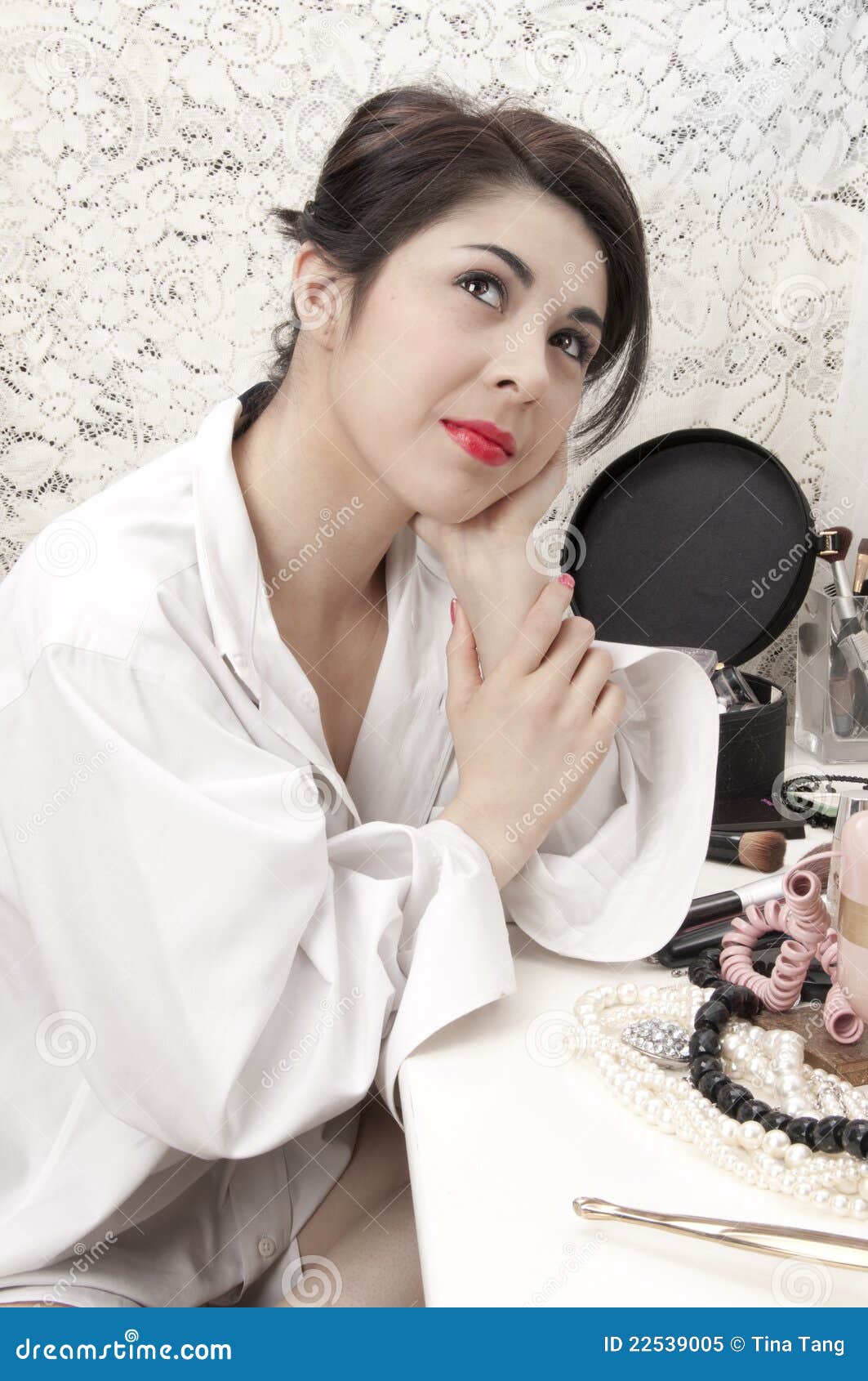 Het Dagdromen van de vrouw stock afbeelding. Image of ...