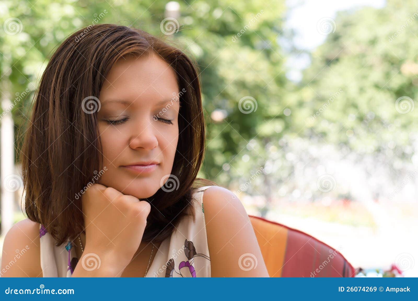 Het Dagdromen Van De Vrouw in Vreedzame Tuin Stock Afbeelding - Image ...