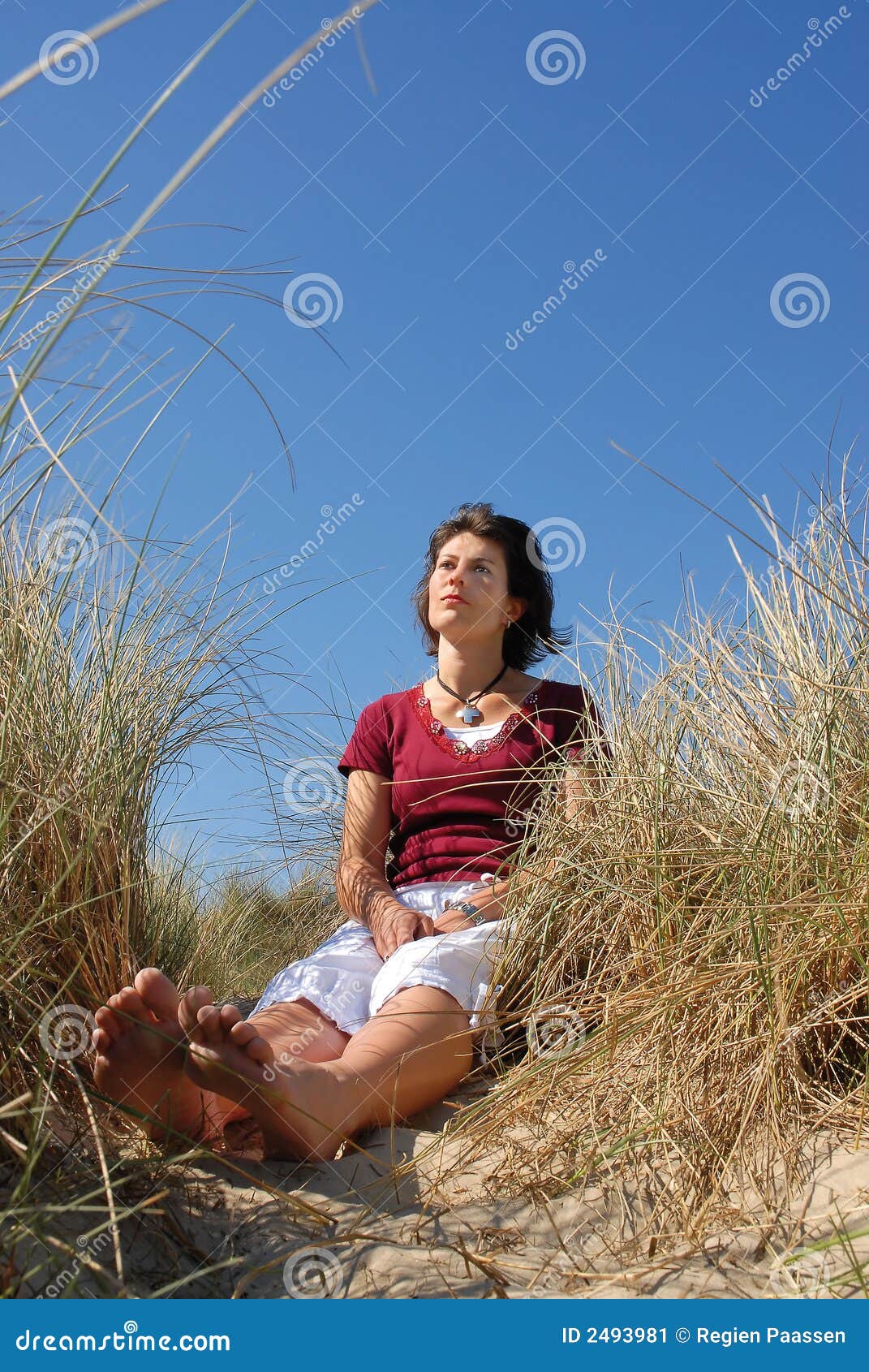 Het Dagdromen Van Het Meisje Stock Afbeelding - Image of buiten, blauw ...