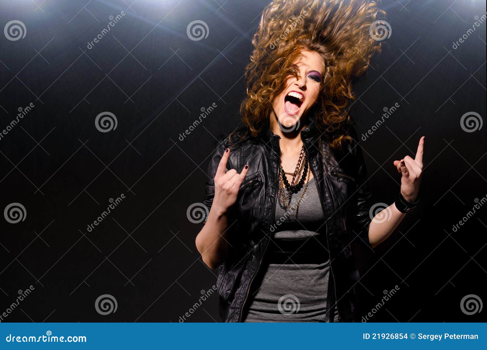 Het dansen aan de rock stock foto. Image of volwassen - 21926854