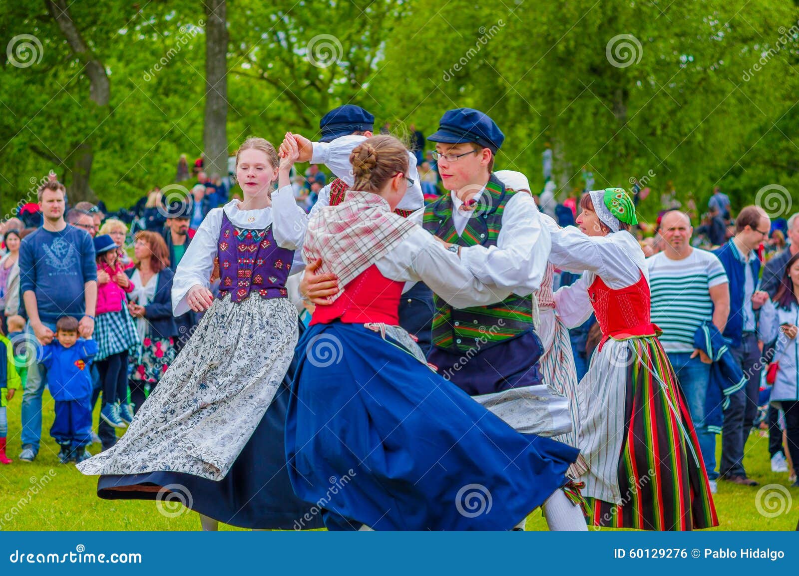Het Dansen Rond Maypole in Midzomer Redactionele Foto - Image of noords ...