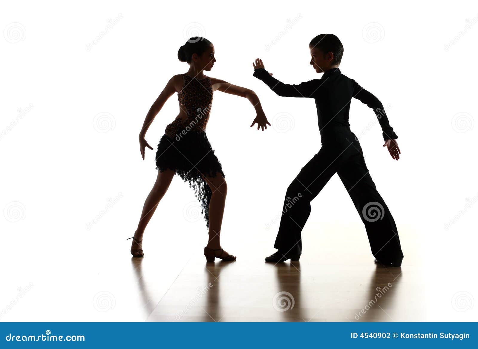 Het dansen van kinderen stock foto. Image of dans, dansers - 4540902