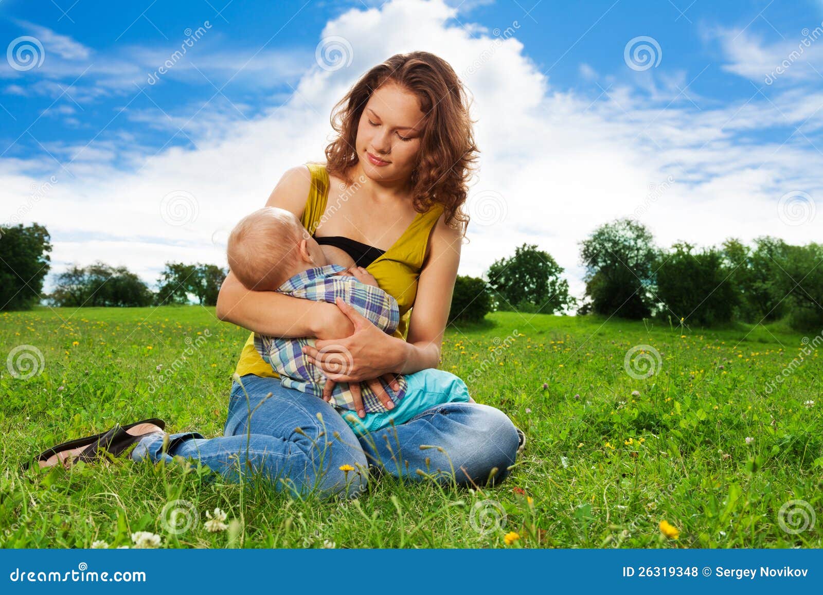 Het De Borst Geven Van De Baby Stock Foto - Image of leuk, gras: 26319348