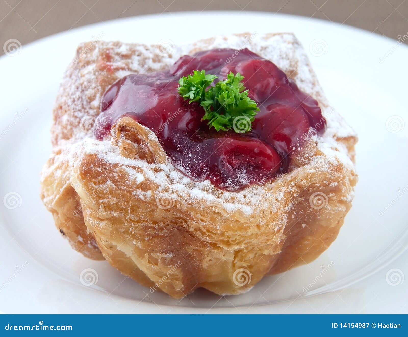 Het Deens Gebakje Van De Kers Stock Afbeelding - Image of broodje ...