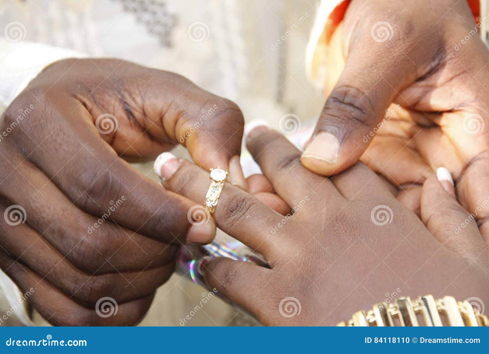 Het Delen Van Het Hart in Cirkel Stock Foto - Image of zeggen, hart ...