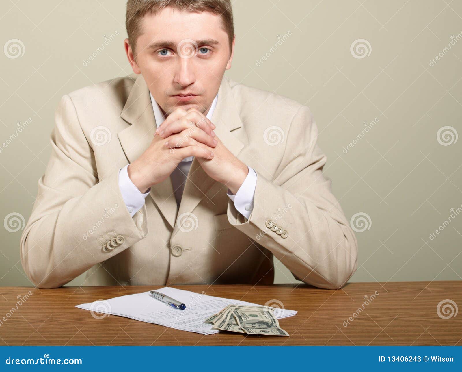 Het denken van de mens stock afbeelding. Image of vrolijk - 13406243