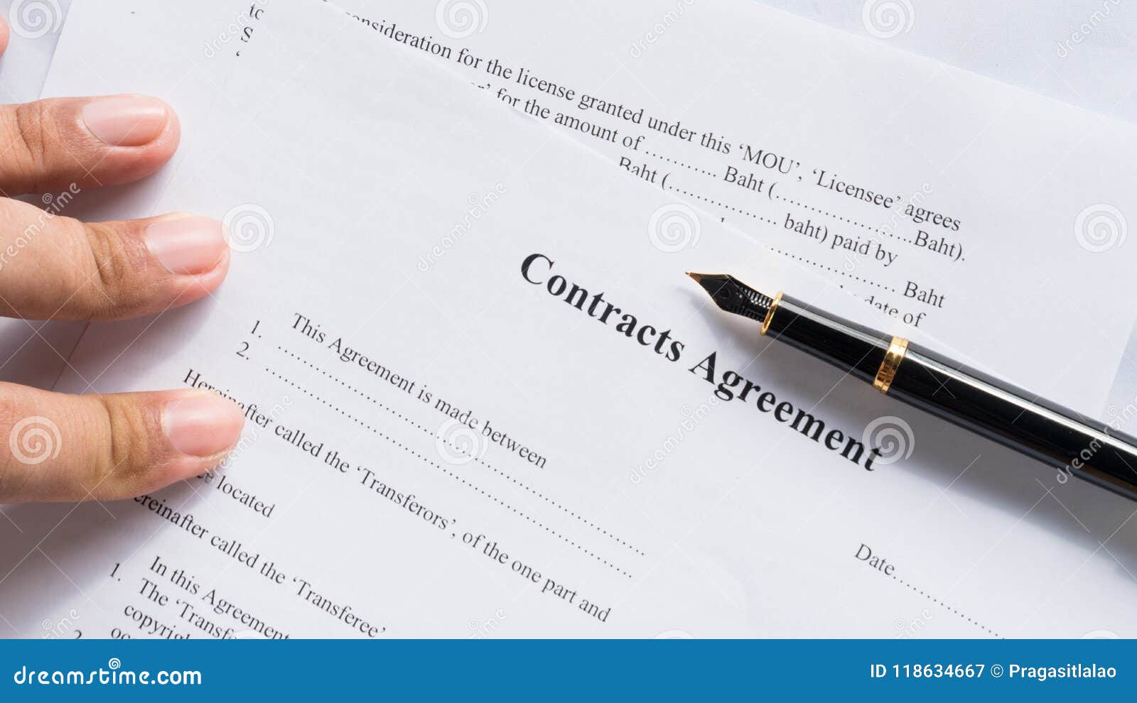 Het Document Van De Contractovereenkomst Voor Teken Met Pen Stock ...