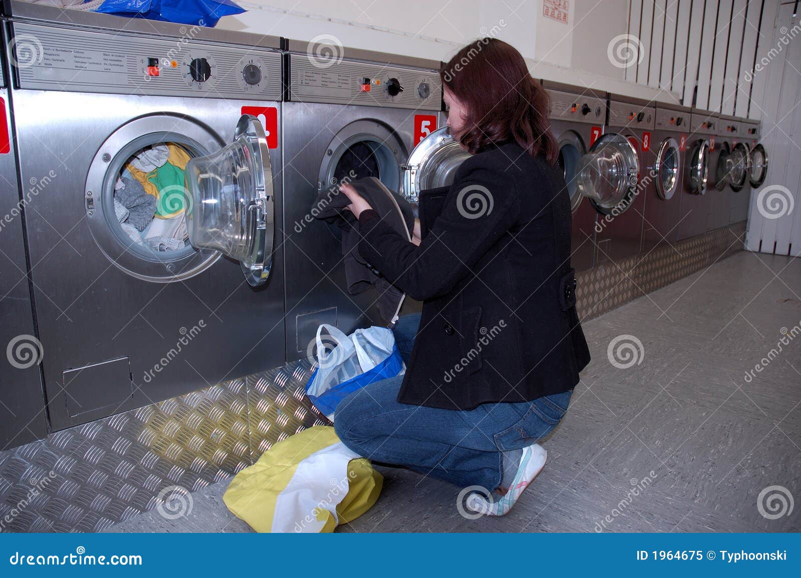 Het doen van de Wasserij stock afbeelding. Image of witje - 1964675