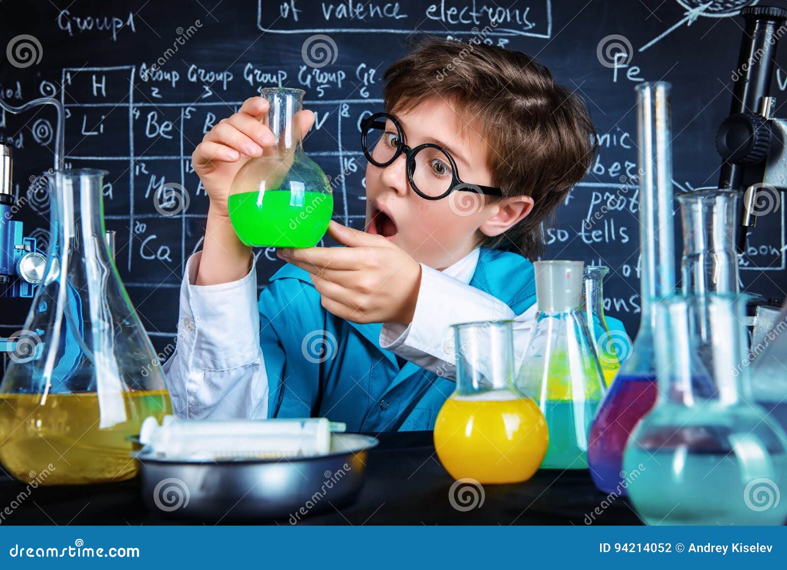 Het Doen Van Experimenten in Een Laboratorium Stock Foto - Image of ...