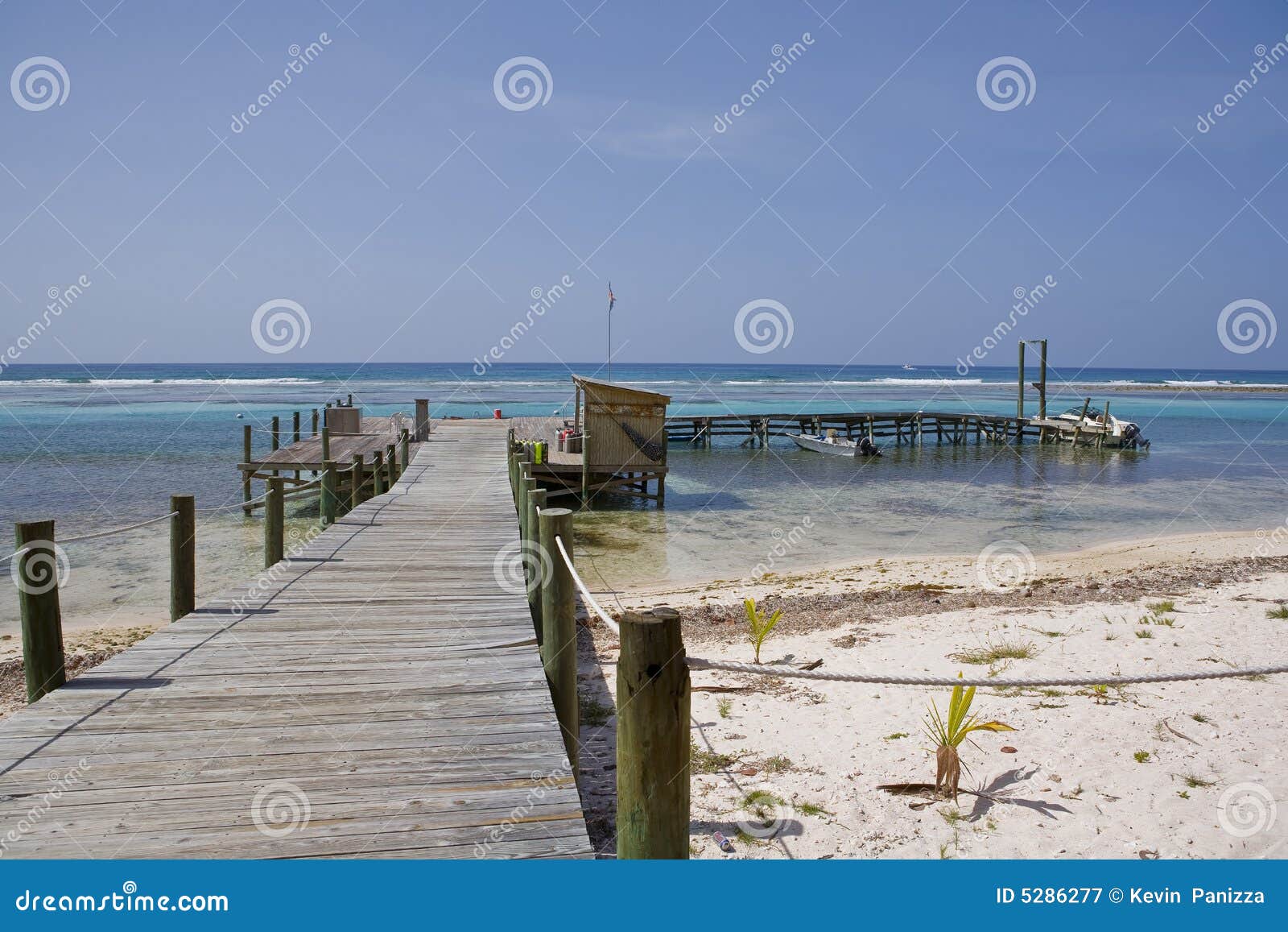 Het Dok En De Boten Van Het Eiland Van De Kaaiman Stock Afbeelding ...