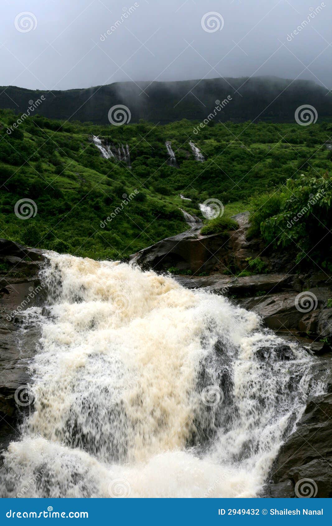 Het Donkere Landschap Van De Moesson Stock Foto - Image of berg, vlek ...