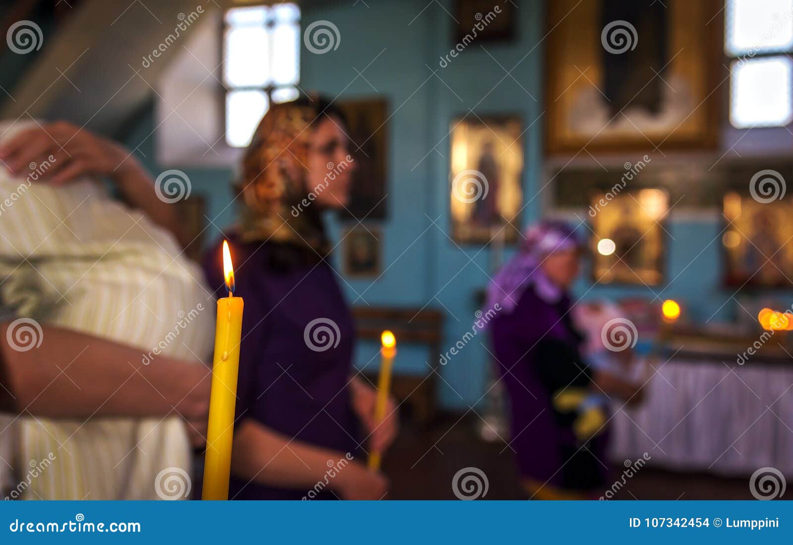 Het Dopen in De Kerk Katholicisme En Orthodoxy Kaars Stock Foto - Image ...