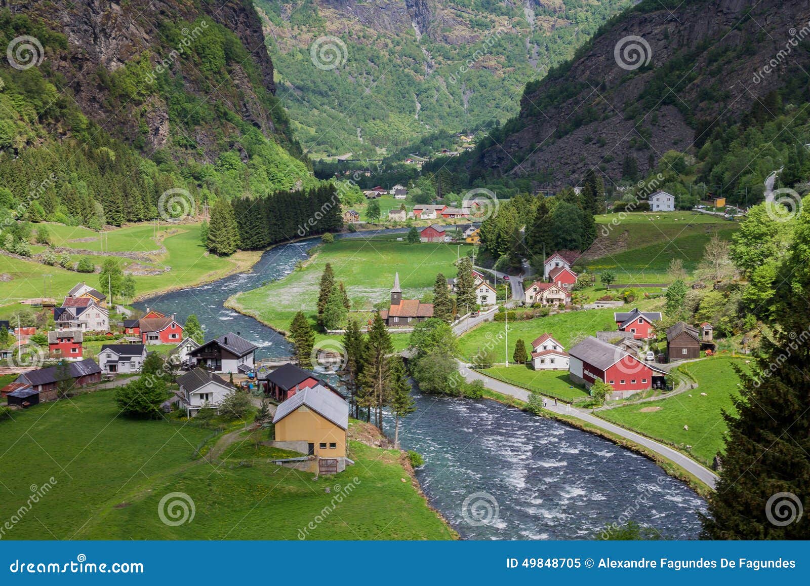Het Dorp Noorwegen Van Flam Stock Afbeelding - Image of europa, rivier ...