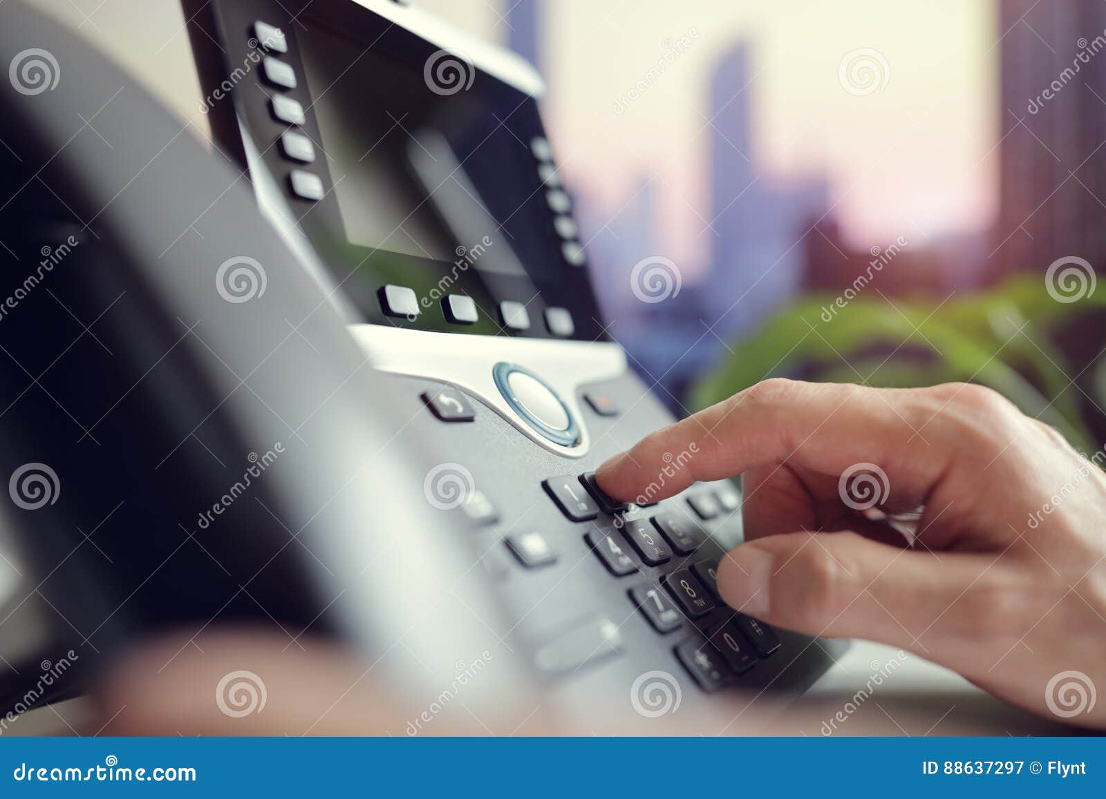 Het Draaien Van Een Telefoon in Het Bureau Stock Afbeelding - Image of ...