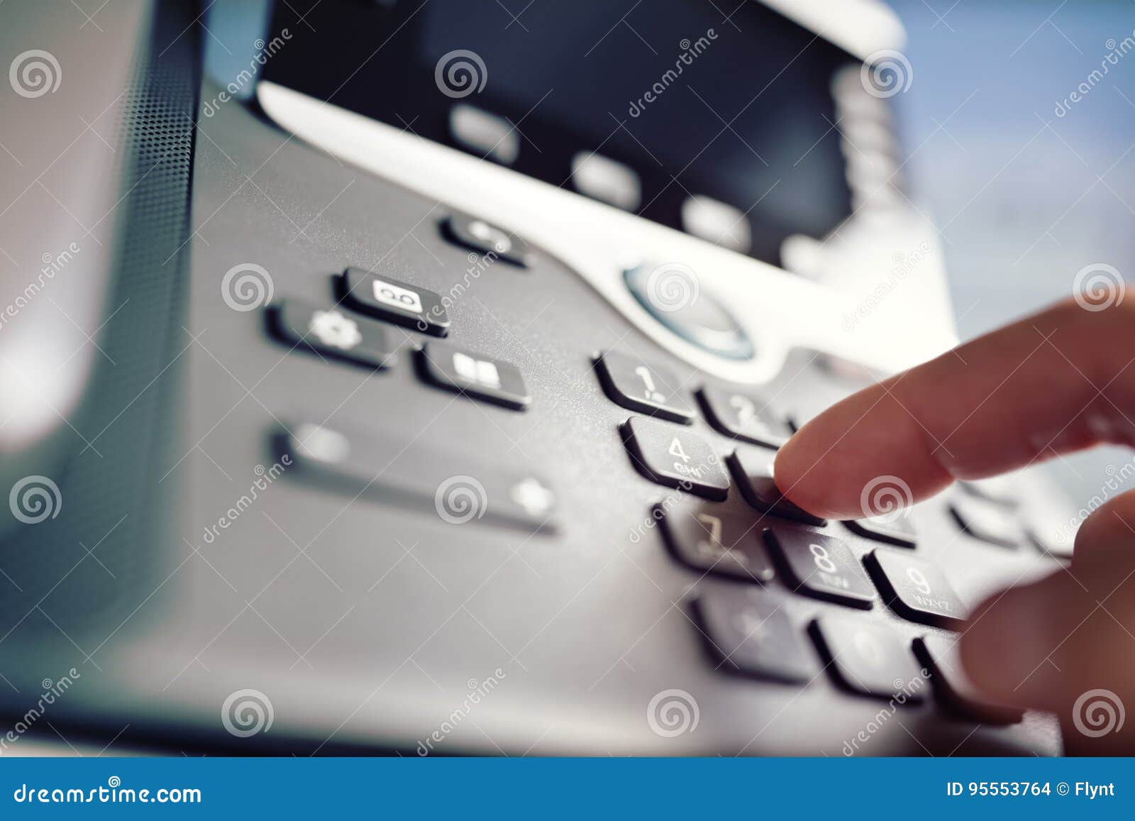Het Draaien Van Een Telefoon in Het Bureau Stock Foto - Image of ...