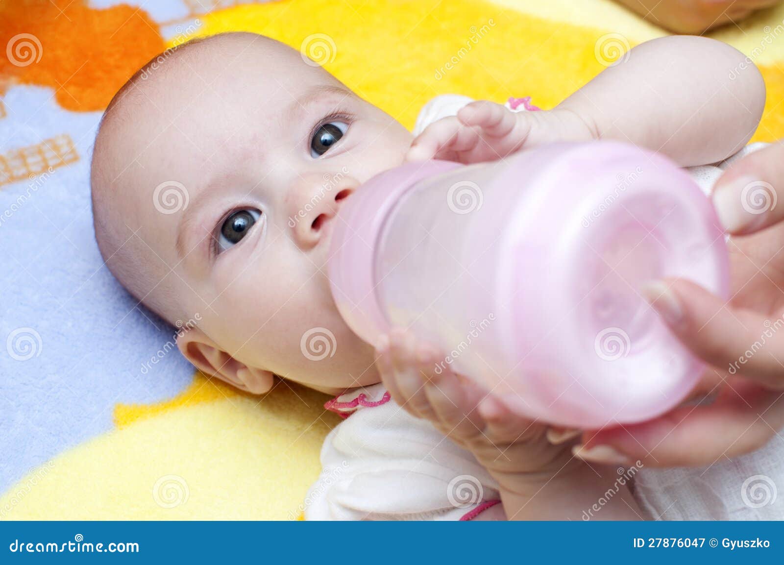 Het Drinken Van De Baby Melk Stock Afbeelding - Image of jongen, hoofd ...