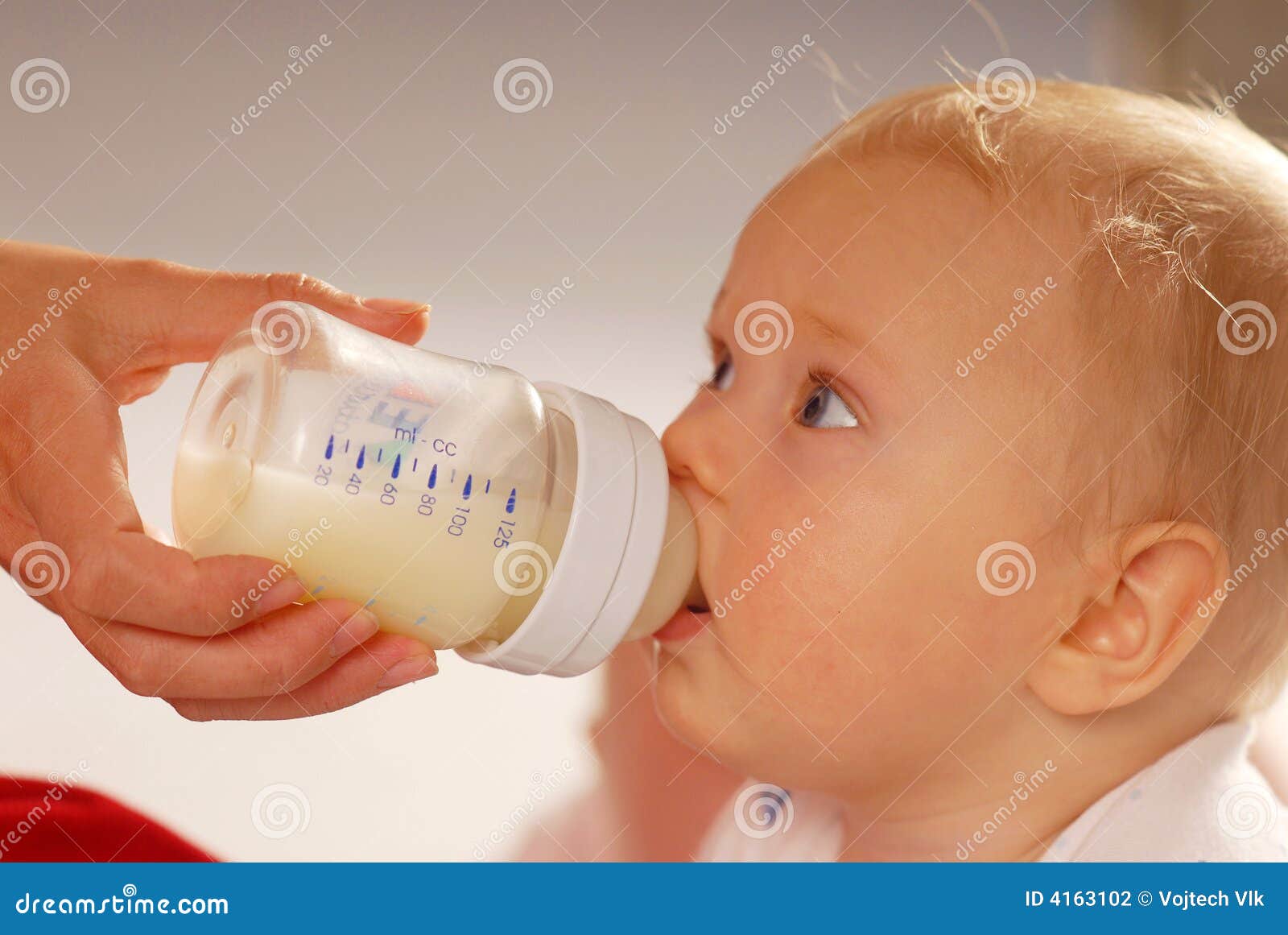 Het Drinken Van De Baby Melk Stock Foto - Image of acht, voedsel: 4163102