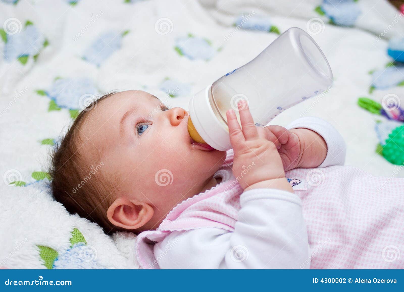 Het Drinken Van De Baby Melk Van Fles Stock Foto - Image of leven ...