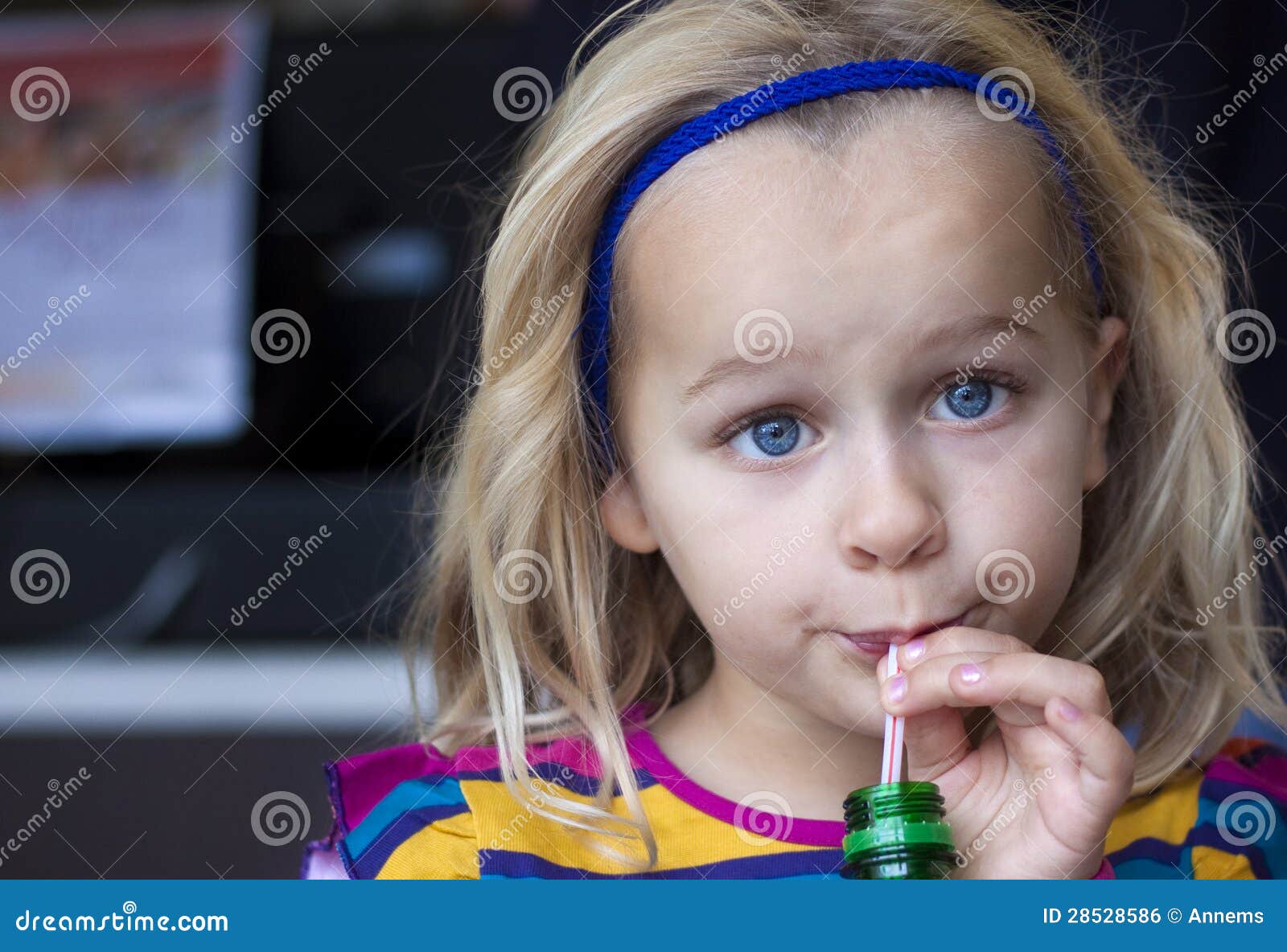 Het Drinken Van Het Meisje Met Stro Stock Foto - Image of blauw ...