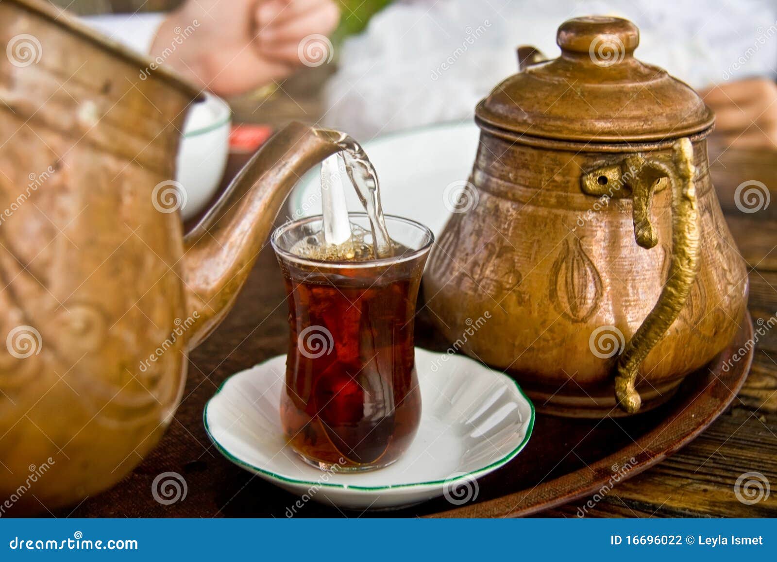 Het Drinken Van Traditionele Turkse Thee Stock Foto - Image of mensen ...