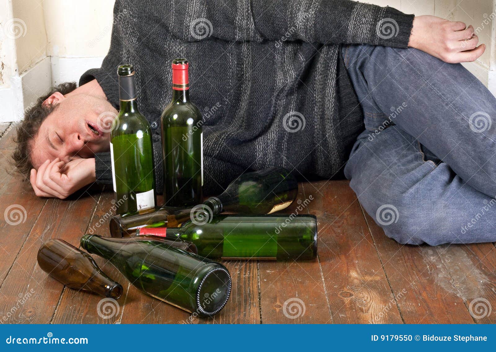 Het dronken mens liggen stock foto. Image of fles, dood - 9179550
